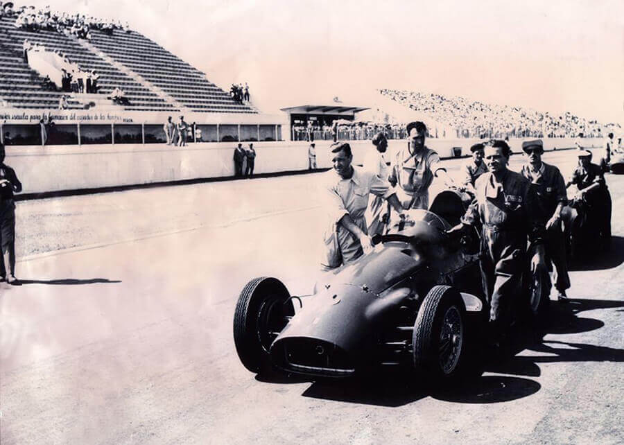 Vicente López y el Dogo SS 2000 del piloto Clemar Bucci