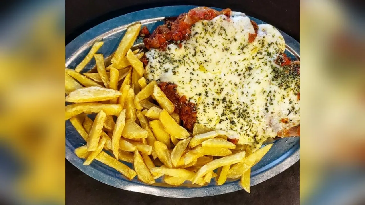 Bodegones de Buenos Aires para disfrutar milanesas enormes